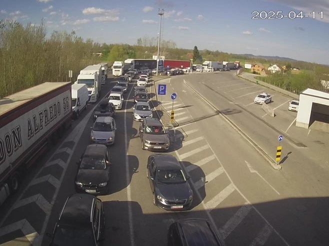 Pojačan saobraćaj na prelazima Gradiška, Gradina, Brod i Velika Kladuša ...